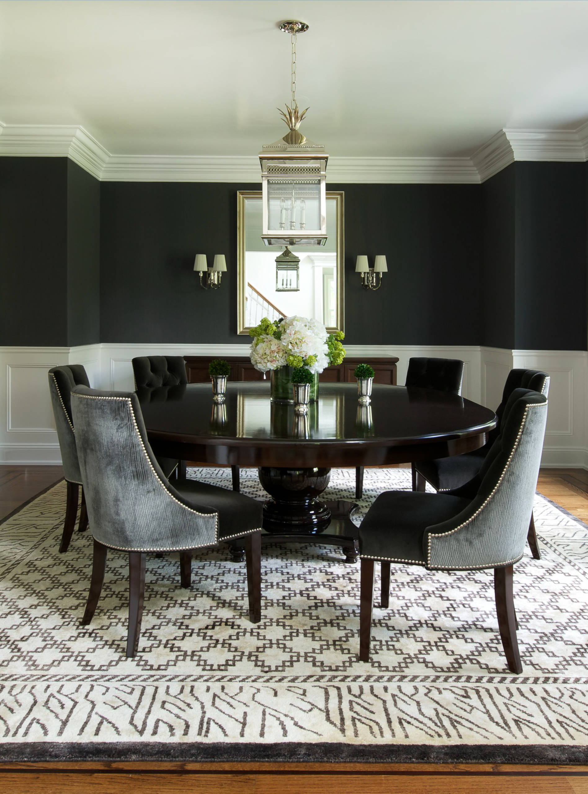 Round Dining Table To Decorate Your Home